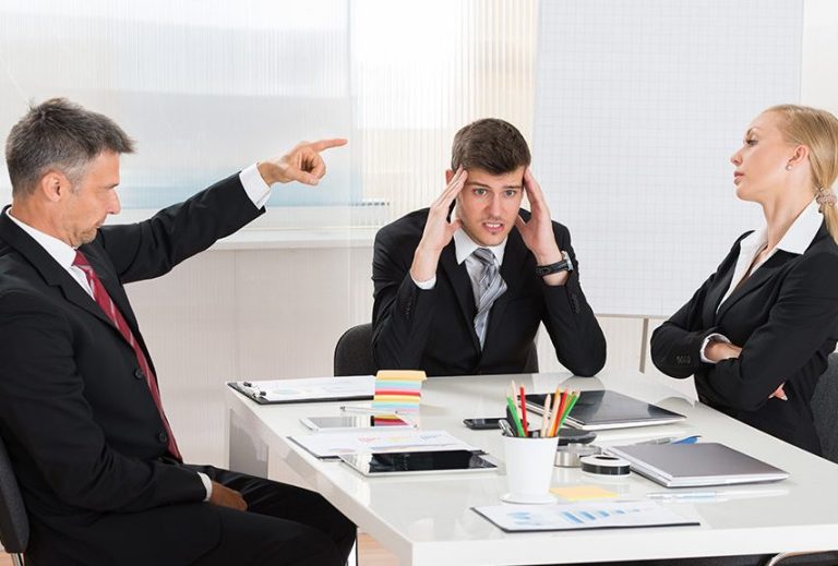 Qué es el liderazgo autocrático y cómo impacta en el trabajo